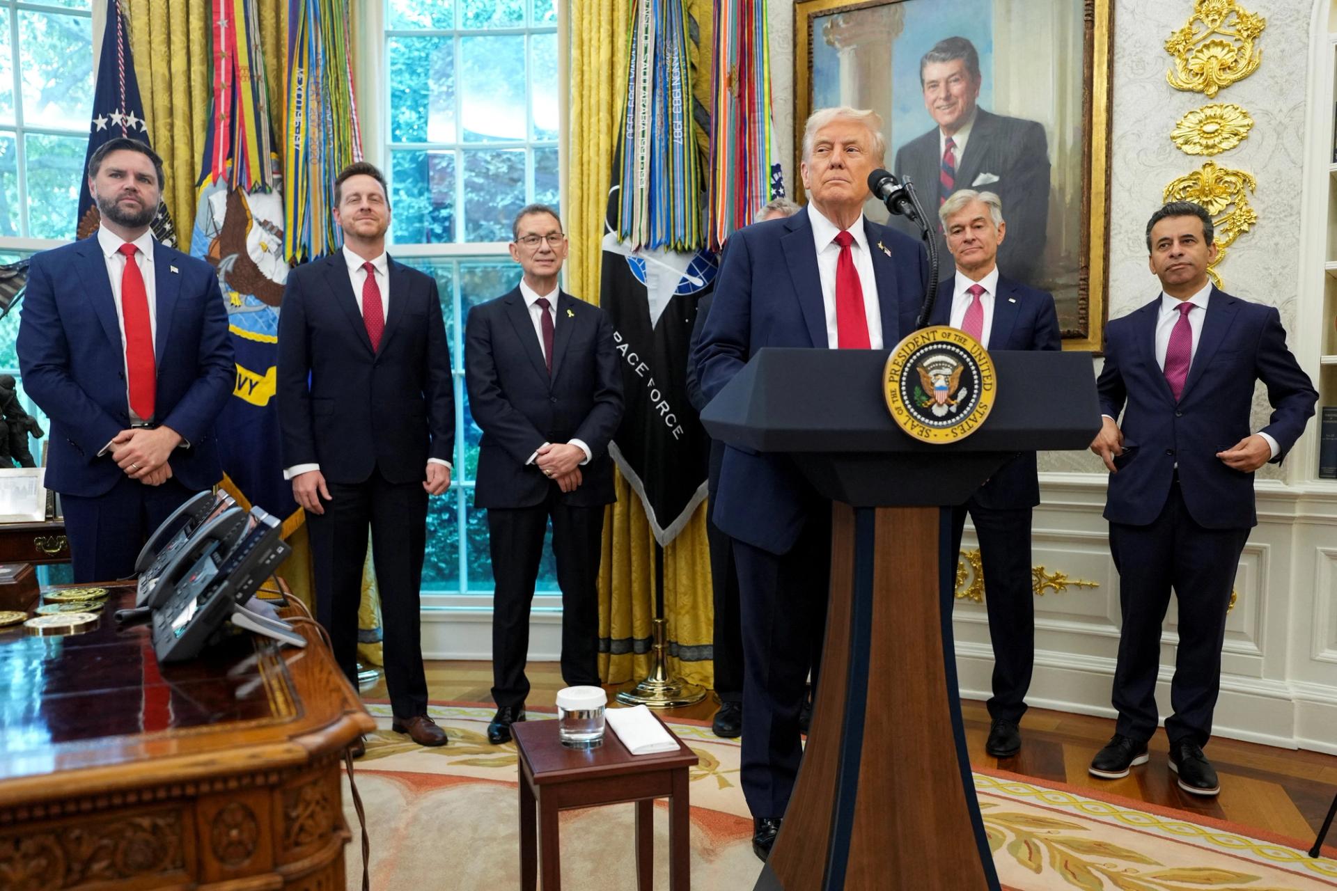 Trump announces Pfizer deal to reduce drug prices | Semafor